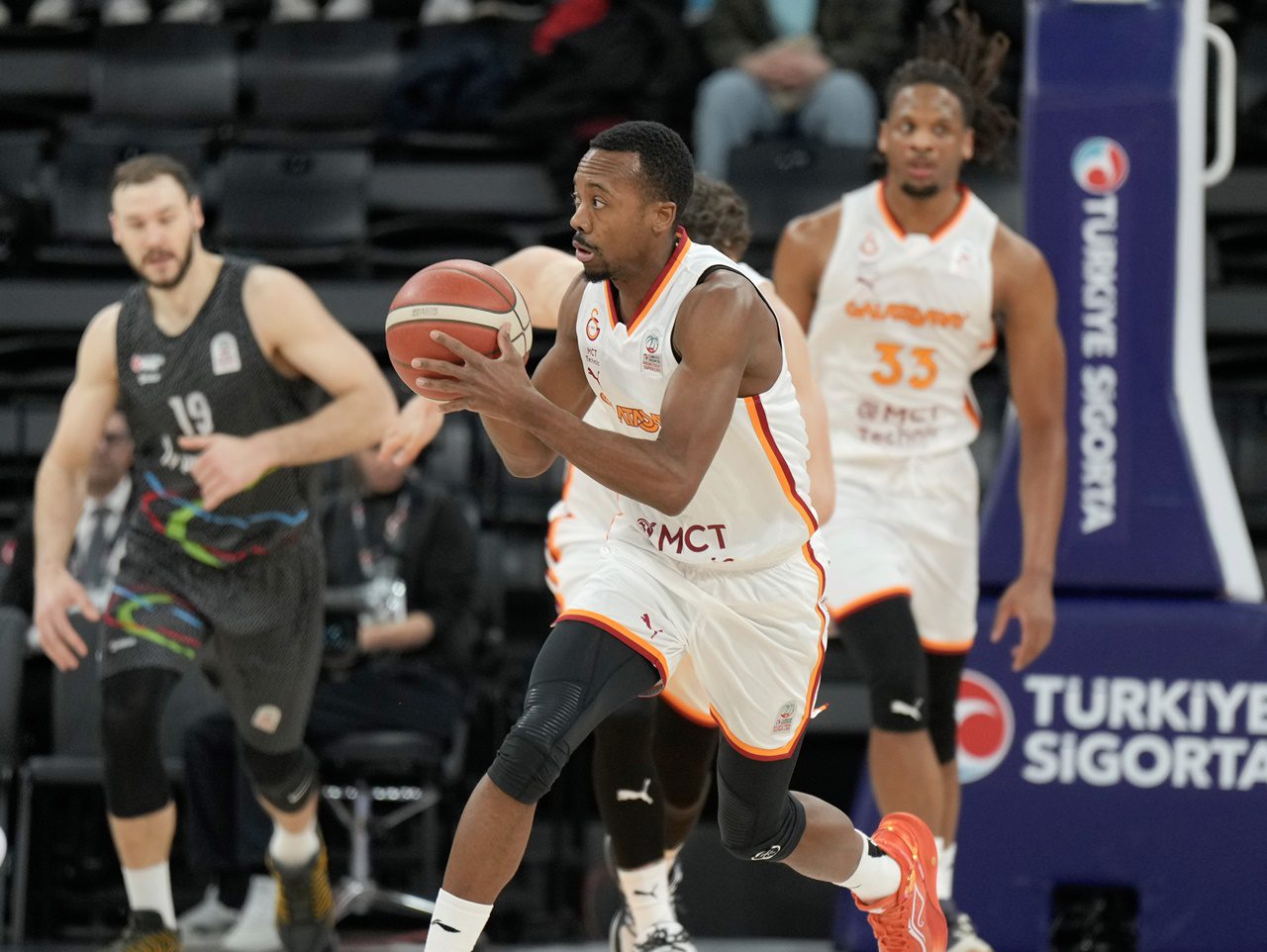 Galatasaray Benchinden 62 Sayılık Katkı - Basketfaul